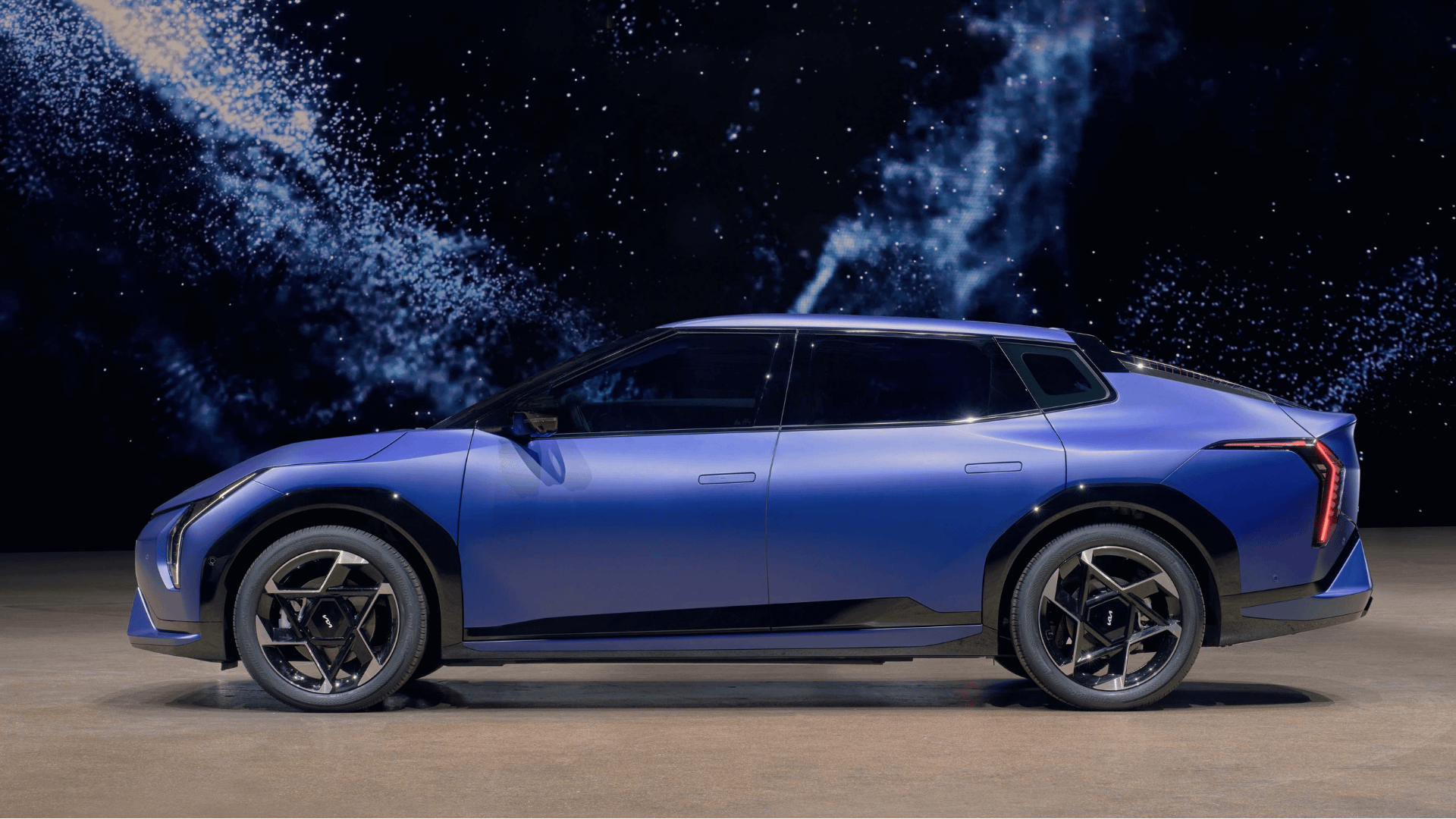 Kia EV4 Fastback: Sleek New Electric Saloon Offers Up to 380 Miles of ...