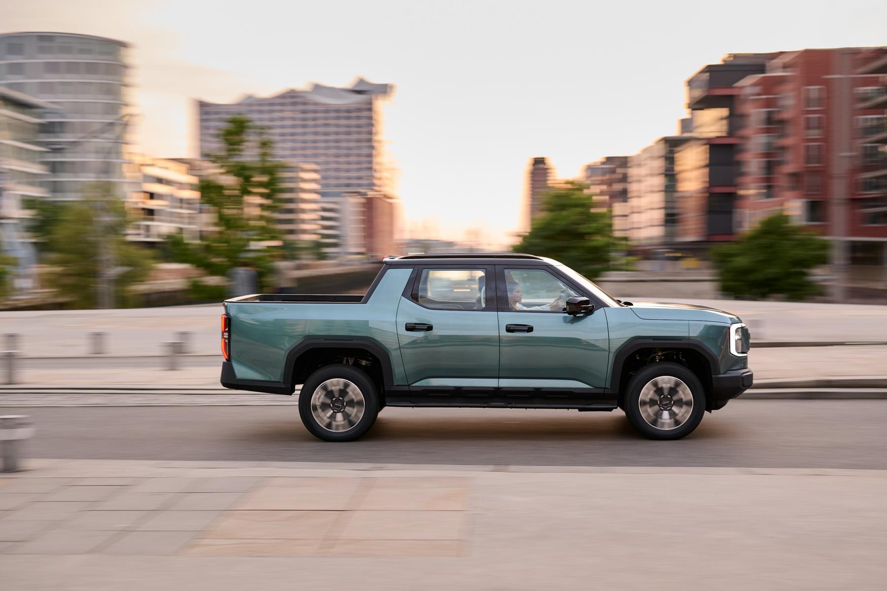 Maxus Unveils Europe's First Fully Electric AWD Pickup